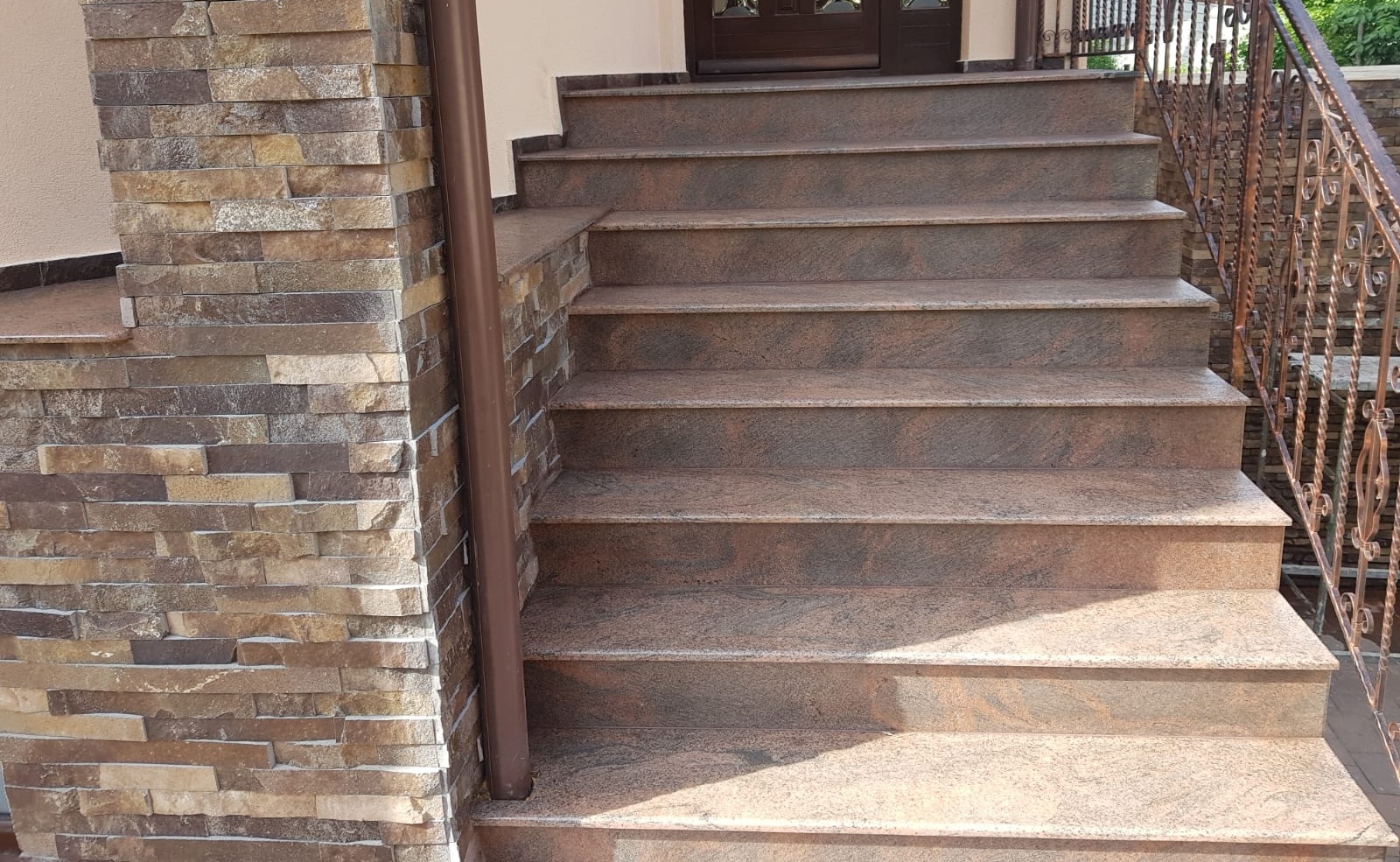Trepte exterior granit Rosu Multicolor